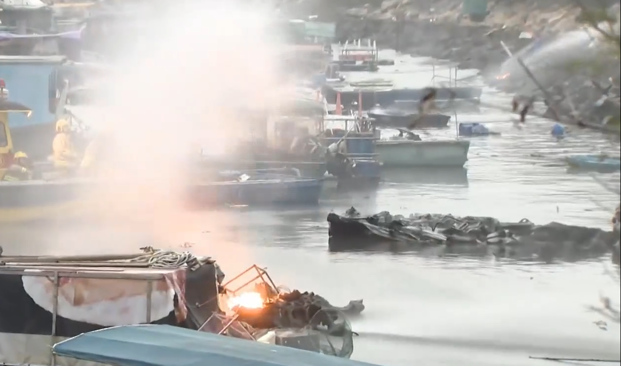 屯門避風塘三船隻起火 消防列二級火 2人獲救 | am730